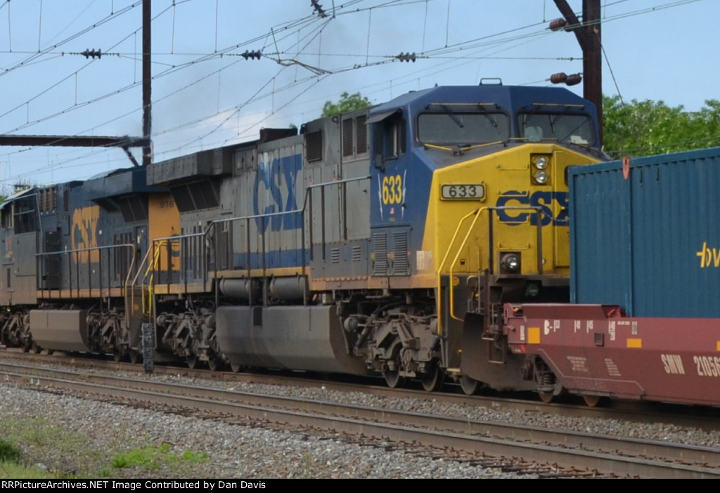 CSX AC60CW 633 trails on Q036-19